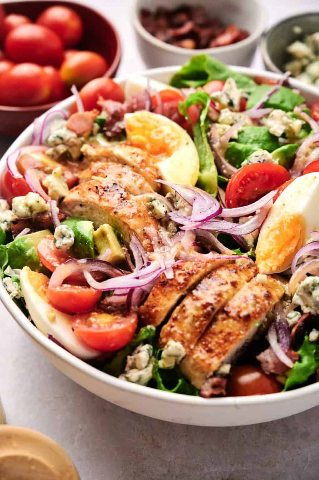 Classic Cobb Salad with Chicken, Bacon and Avocado - Pocket Friendly ...